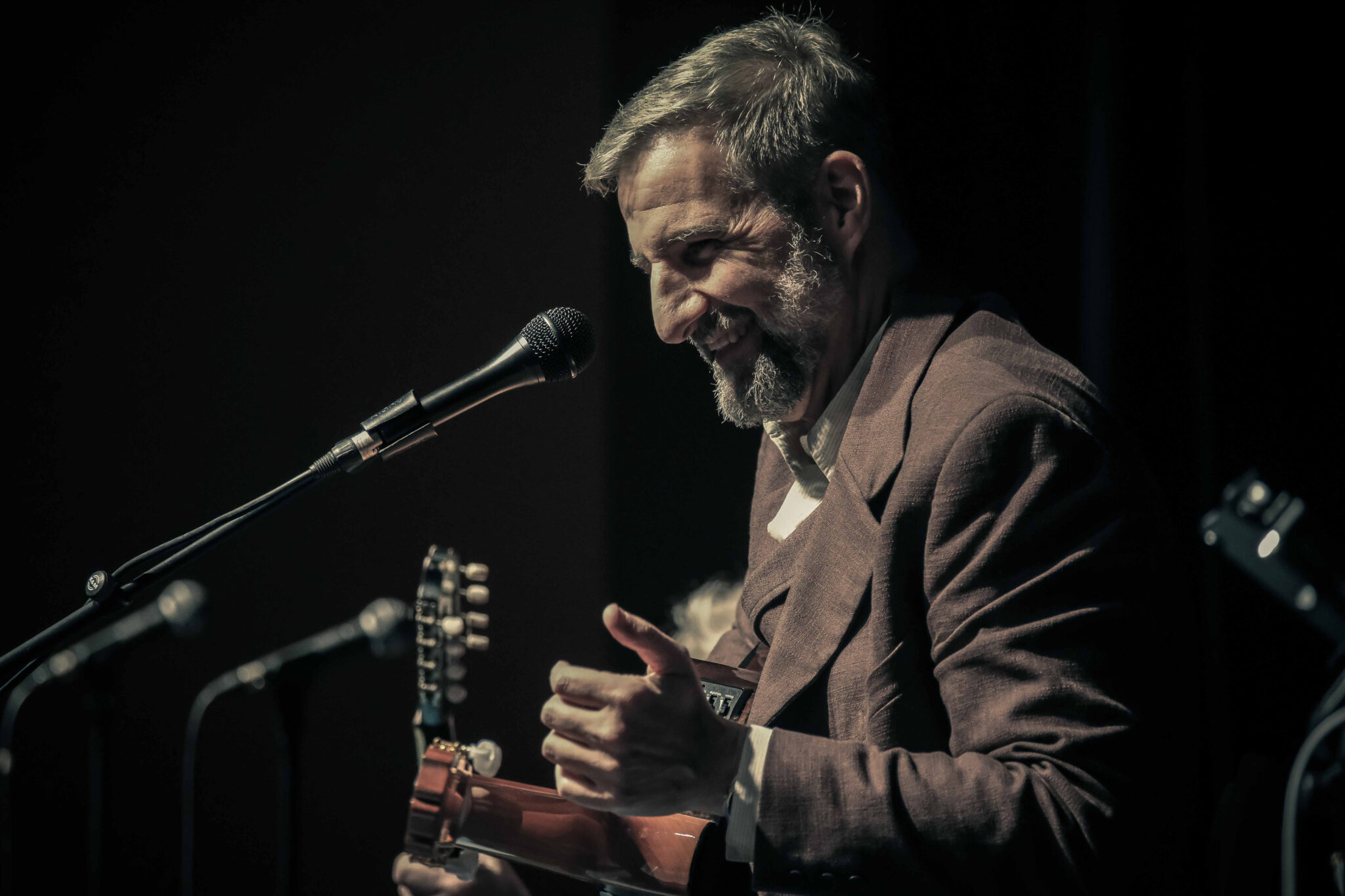 Field Commander C. spielen "Leonard Cohen’s Early Works - The Roots of ...